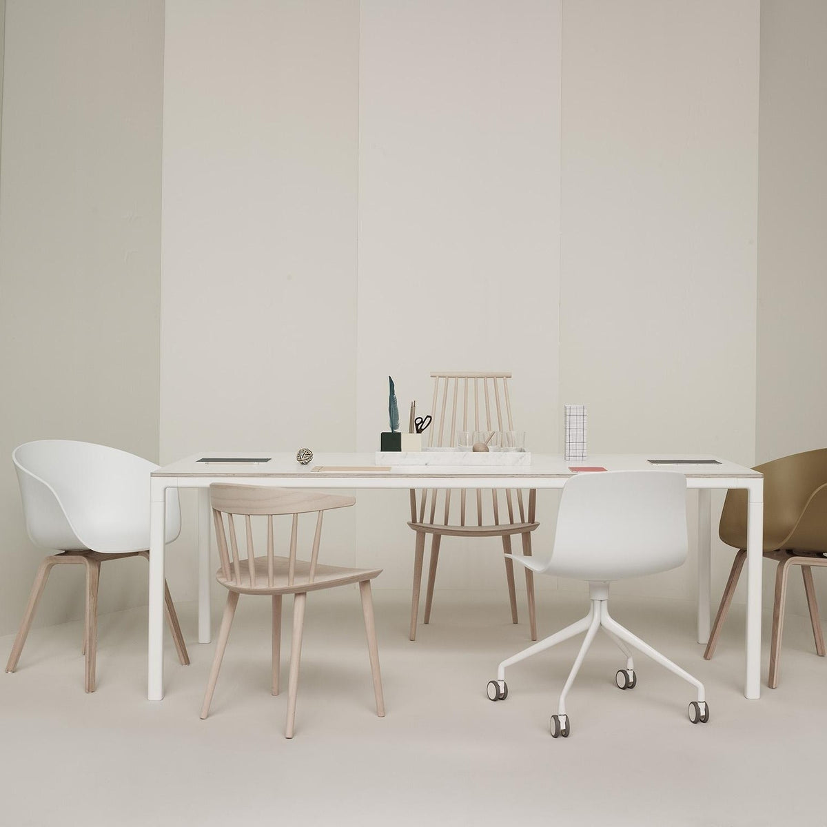 About a Chair AAC 14 Chair With Wheels HAY | Cadeiras Paris:Sete